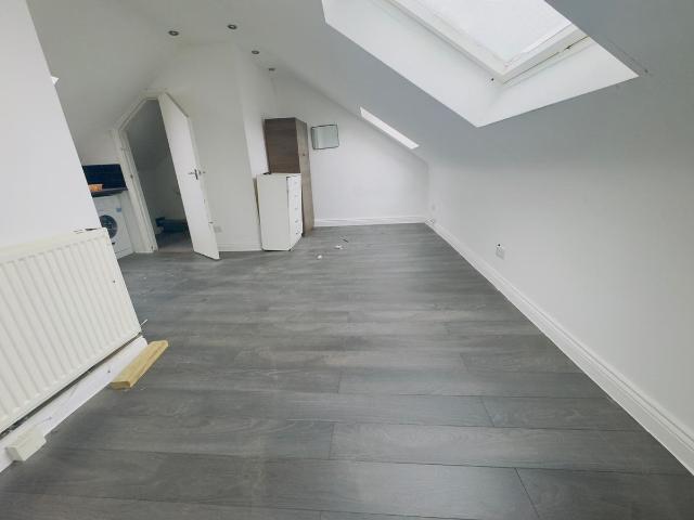 High Road, Ilford IG1, Studio to rent, £1,100 pcm | PrimeLocation