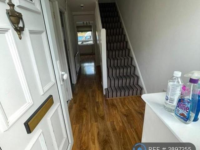 High Road, London, N11 3 bed flat to rent £2,100 pcm £485 pw
