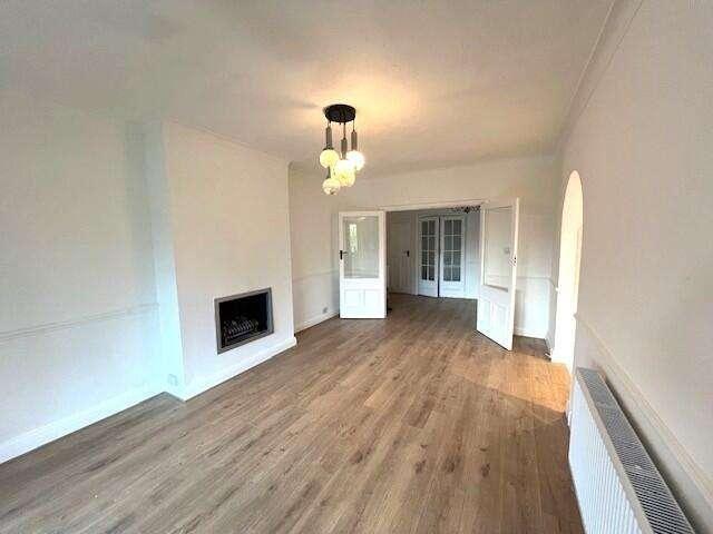 High Road, London, N12