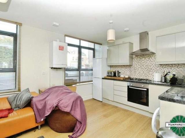 High Road, London, N12
