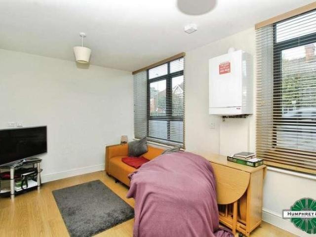 High Road, London, N12