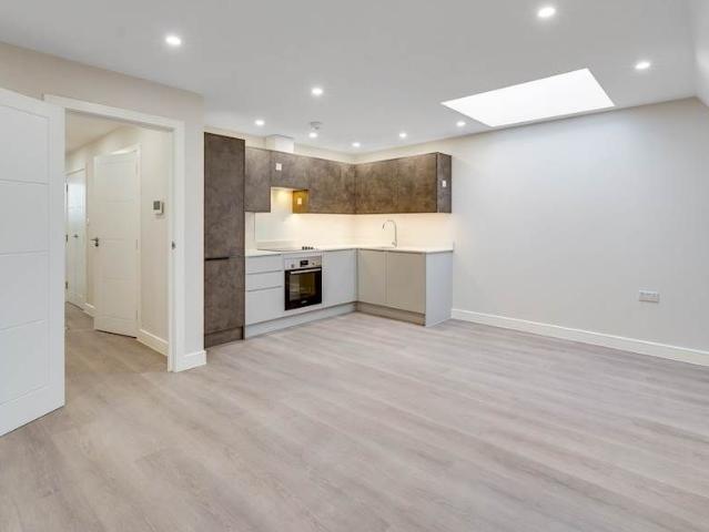 High Road, London N12, 2 bed flat to rent, £2,000 pcm | PrimeLocation