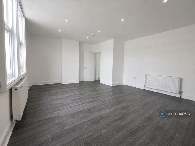 High Road, London, N12 3 bed flat to rent £2,600 pcm £600 pw