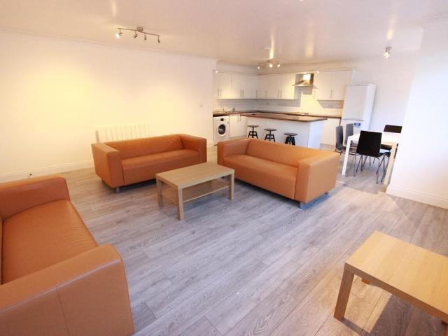 High Road, London N12, 3 bed flat to rent, £2,850 pcm | PrimeLocation