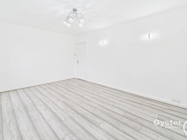 High Road, London N12, 3 bed flat to rent, £2,100 pcm | PrimeLocation