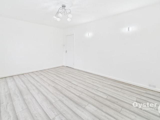 High Road, London, N12 3 bed ground floor flat to rent £2,100 pcm £485 pw