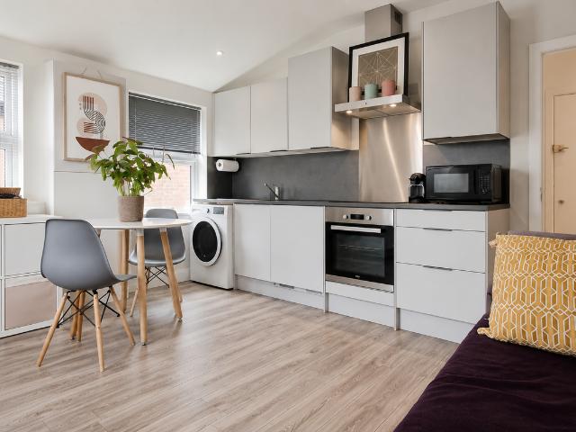 High Road, London N12, Studio to rent, £1,300 pcm | PrimeLocation