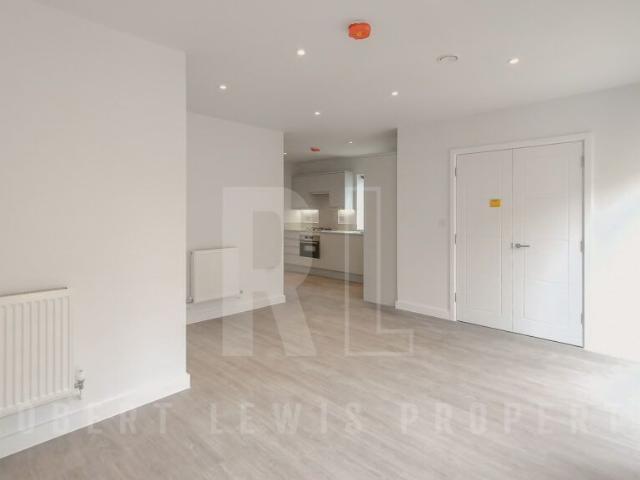 High Road, London N12, Studio to rent, £1,400 pcm | PrimeLocation