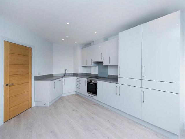 High Road, London N20 1 bed flat to rent £1,600 pcm £369 pw