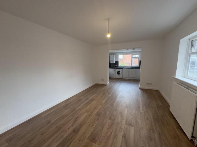 High Road, London N20 2 bed apartment to rent £1,750 pcm £404 pw