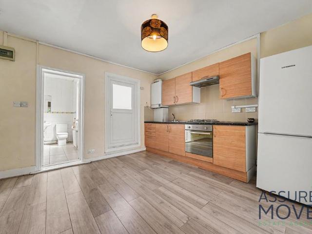 High Road, London, N20 2 bed flat to rent £1,450 pcm £335 pw