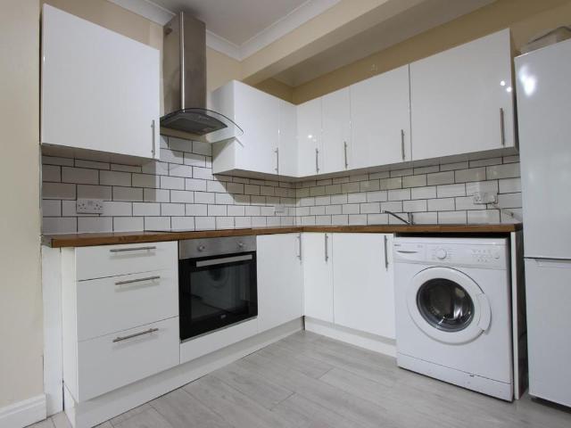 High Road, London N20, 2 bed flat to rent, £1,650 pcm | PrimeLocation