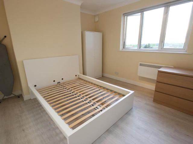 High Road, London N20, 2 bed flat to rent, £1,650 pcm | PrimeLocation