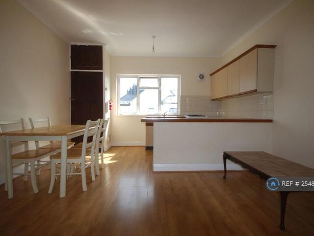 High Road, London, N20 2 bed flat to rent £1,950 pcm £450 pw