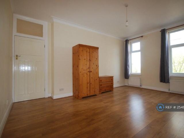 High Road, London, N20 2 bed flat to rent £1,950 pcm £450 pw
