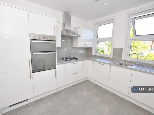 High Road, London, N2 3 bed flat to rent £2,500 pcm £577 pw