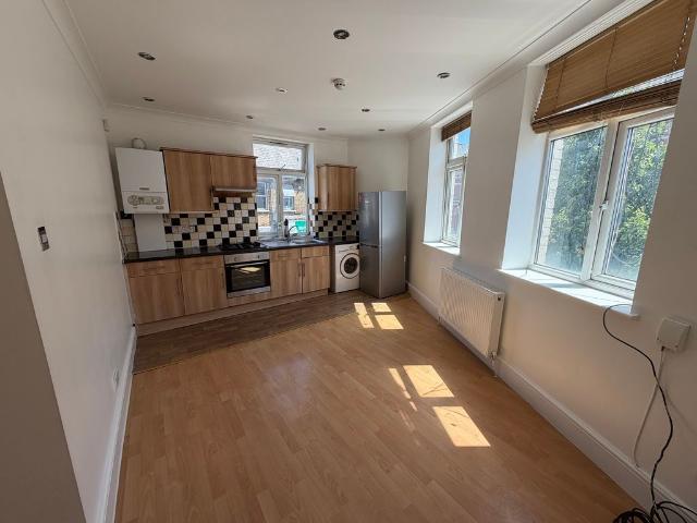 High Road, London NW10, 3 bed flat to rent, £2,700 pcm | PrimeLocation