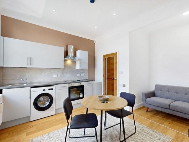 High Road, London NW10, 3 bed flat to rent, £3,000 pcm | PrimeLocation