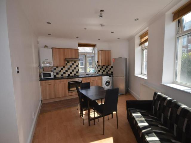 High Road, London, NW10 2PJ 3 bed flat to rent £2,700 pcm £623 pw
