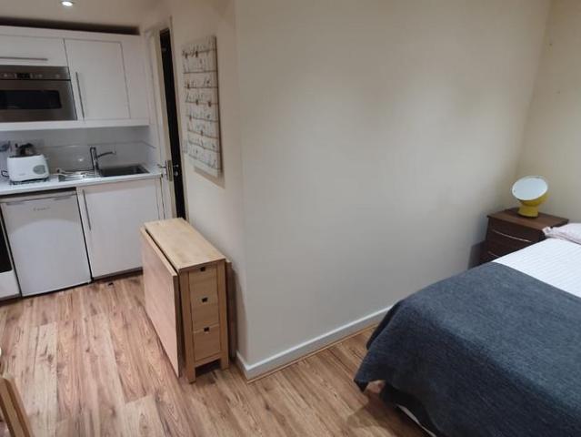 High Road, London NW10 Studio to rent £1,295 pcm £299 pw