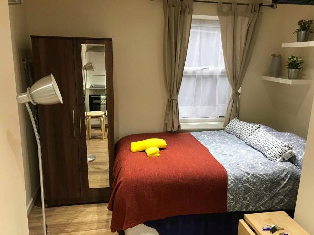 High Road, London NW10 Studio to rent £1,295 pcm £299 pw