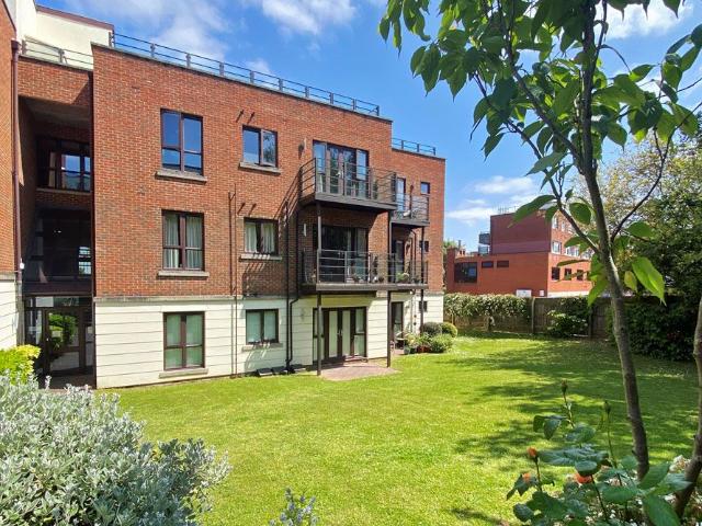 High Road, London E18, 2 bed flat to rent, £2,100 pcm | PrimeLocation