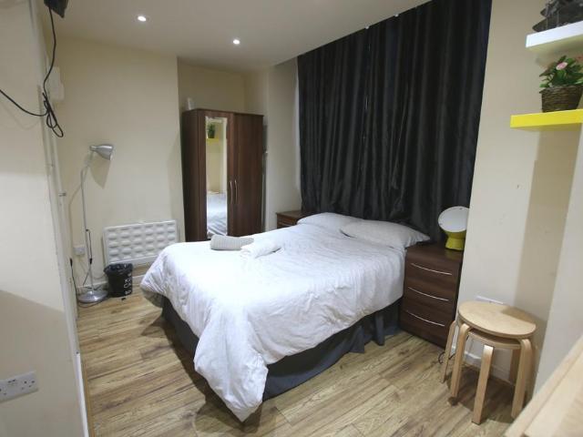 High Road, London Studio to rent £1,275 pcm £294 pw