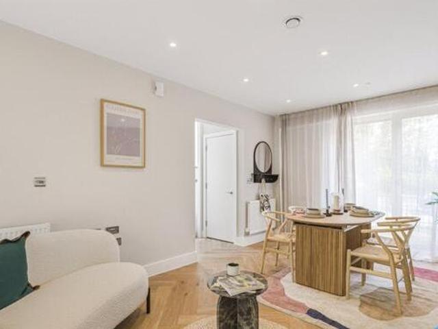 High Road, London, 3 Bedroom End