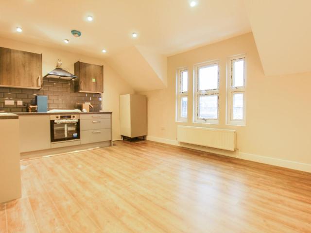 High Road, Leyton E10, 2 bed flat to rent, £1,800 pcm | PrimeLocation