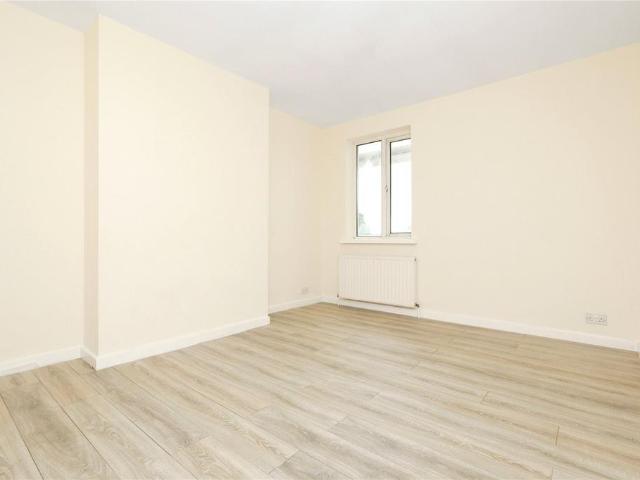 High Road, Leyton, London, E10 2 bed apartment to rent £1,650 pcm £381 pw