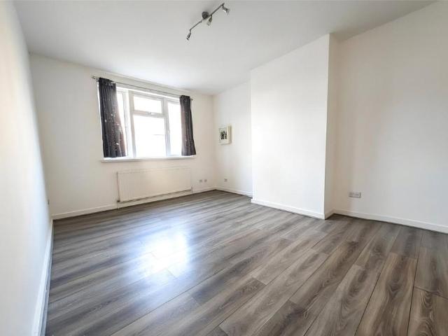 High Road, Leyton, London, E10 2 bed apartment to rent £1,650 pcm £381 pw