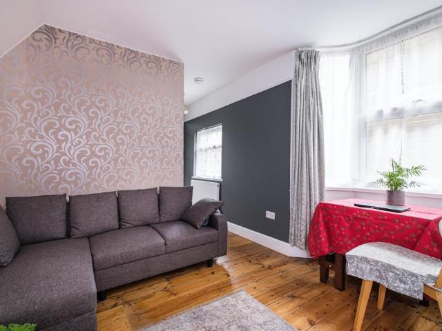 High Road Leytonstone, London, E11 2 bed ground floor flat to rent £2,000 pcm £462 pw