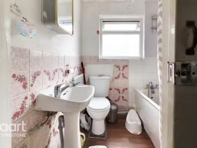 High Road Leytonstone, Leytonstone 1 bed flat for sale £225.