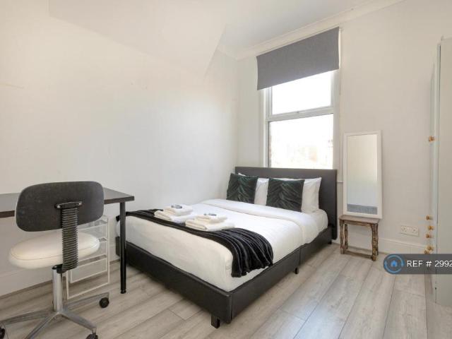 High Road Leytonstone, Waltham. 2 bed flat to rent £1,995 pcm £460 pw