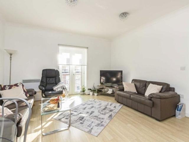 High Road, N12, London