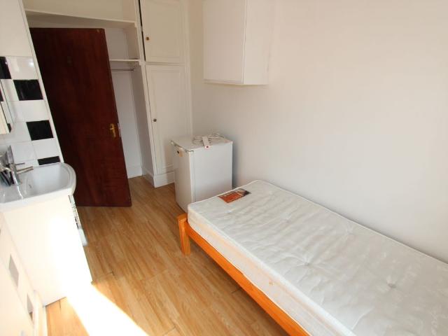 High Road N20, Room to rent, £700 pcm | PrimeLocation