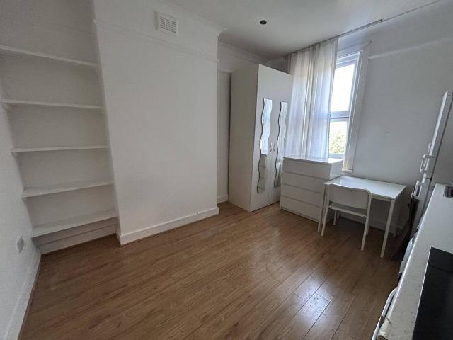 High Road, N22 Studio to rent £1,050 pcm £242 pw