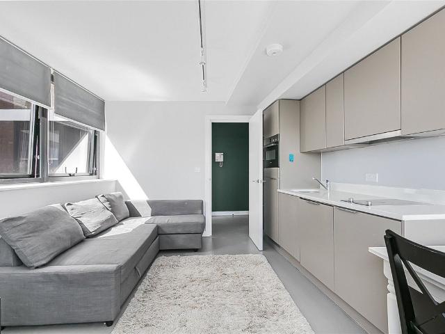 High Road, North Finchley, London N12, 1 bed flat to rent, £1,600 pcm | PrimeLocation