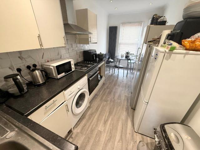 High Road, North Finchley N12, Room to rent, £1,000 pcm | PrimeLocation