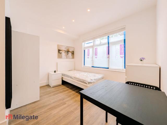 High Road, South Benfleet SS7, Studio to rent, £790 pcm | PrimeLocation