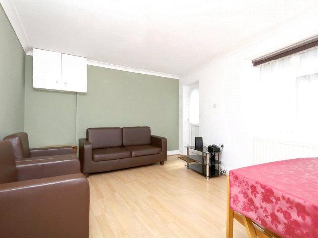 High Road, South Woodford E18, 2 bed flat to rent, £1,700 pcm | PrimeLocation
