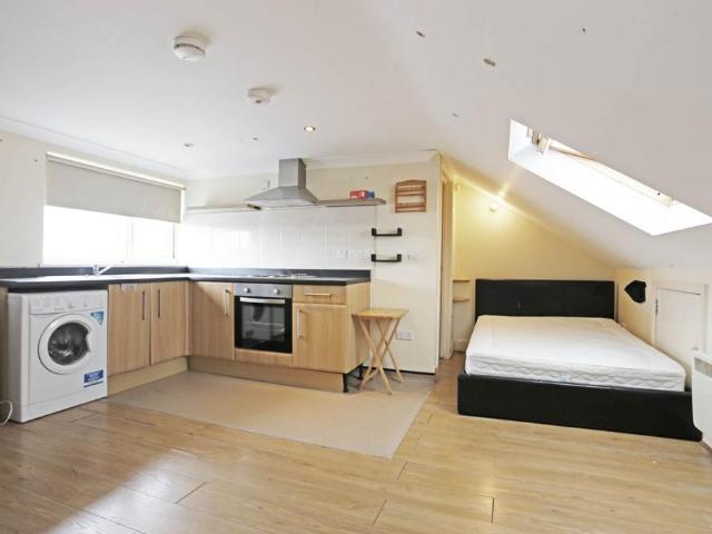 High Road, Seven Kings, IG3 Studio to rent £1,000 pcm £231 pw