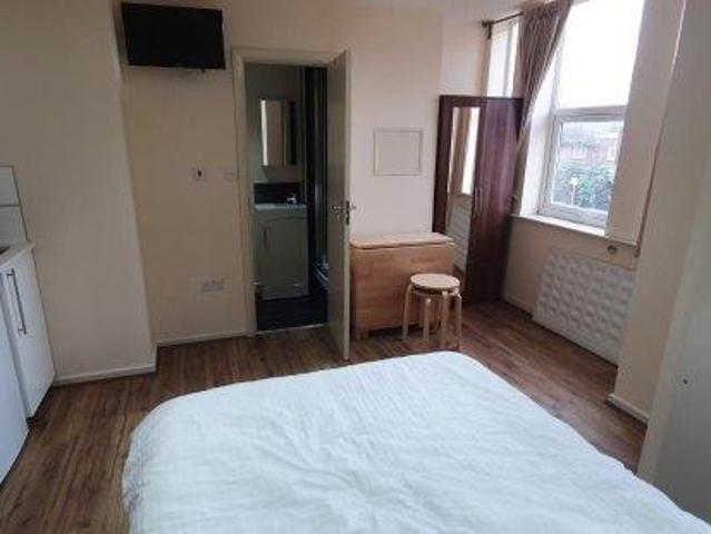 High Road Studio to rent £1,272 pcm £294 pw
