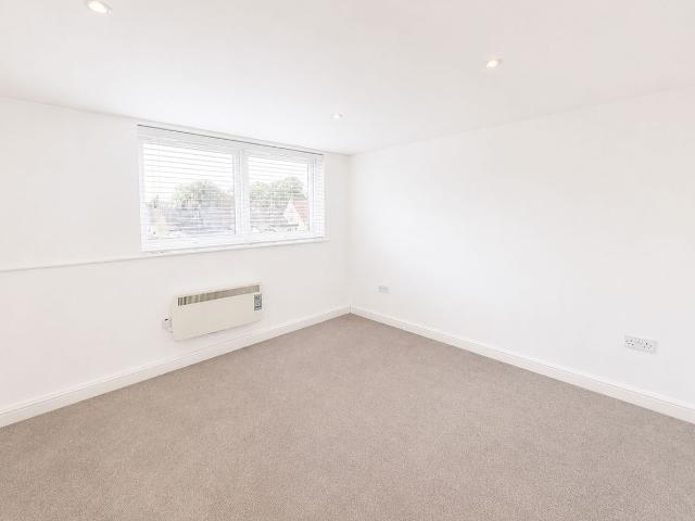 High Road, Surrey KT15, 2 bed flat to rent, £1,300 pcm | PrimeLocation