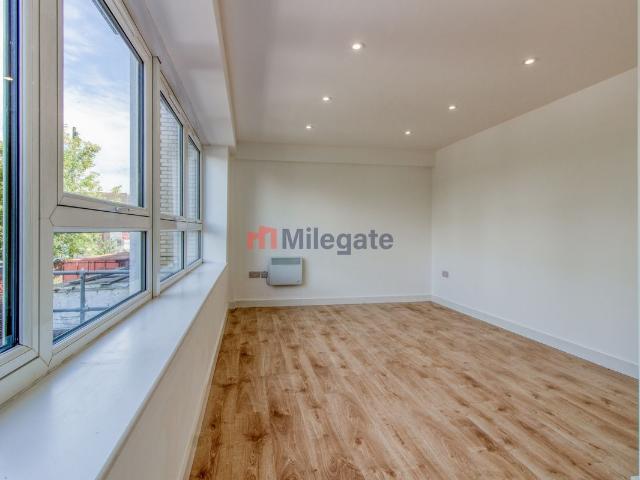 High Road, Pitsea SS13, 1 bed flat to rent, £1,100 pcm | PrimeLocation