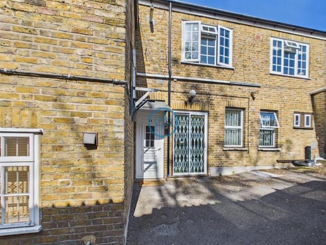 High Road, Pinner HA5 1 bed apartment to rent £1,450 pcm £335 pw