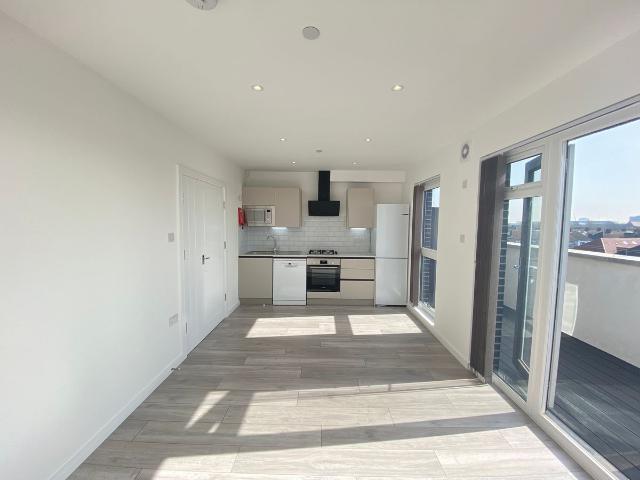 High Road, Romford RM6, 1 bed flat to rent, £1,300 pcm | PrimeLocation