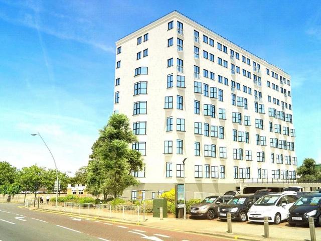 High Road, Romford RM6 2 bed apartment to rent £1,800 pcm £415 pw