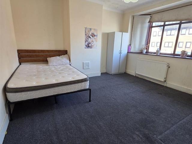 High Road, Romford RM6, 2 bed flat to rent, £1,450 pcm | PrimeLocation