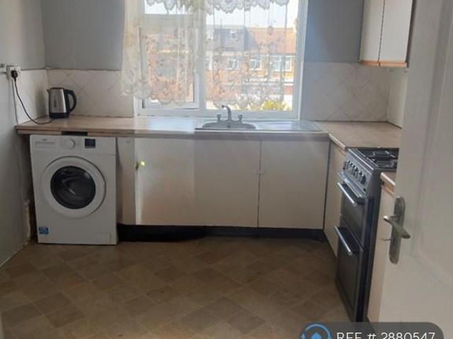 High Road, Romford, RM6 2 bed flat to rent £1,645 pcm £380 pw
